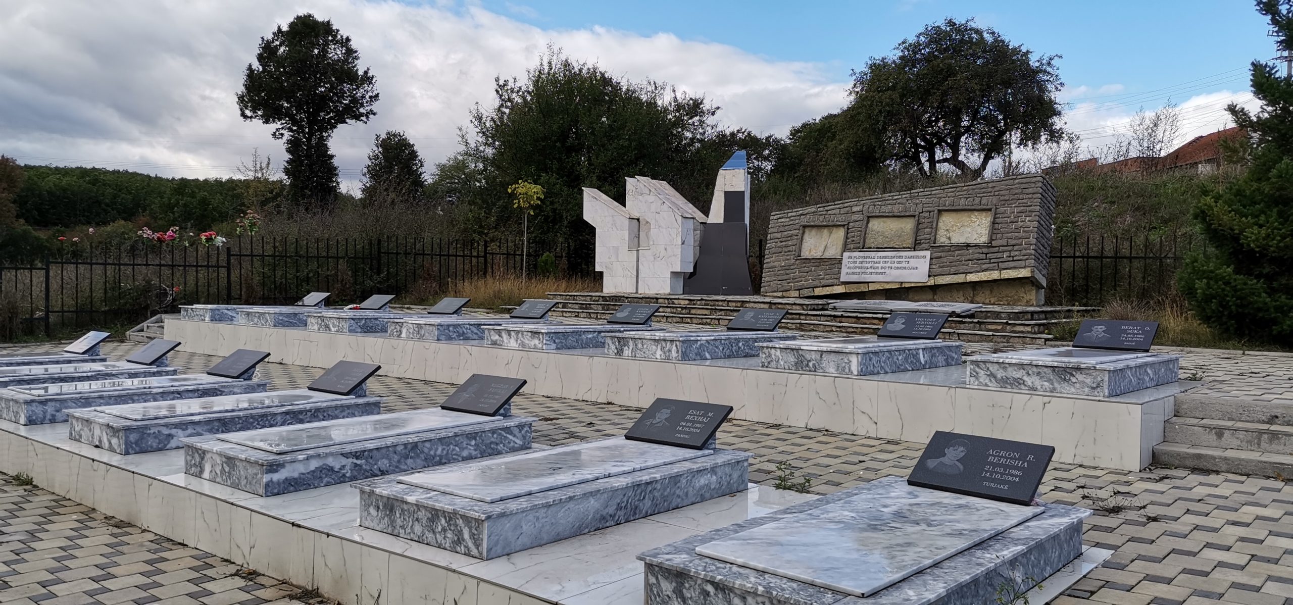 Sot bëhen 20 vjet nga tragjedia e maturantëve të Malishevës - Auto Portali