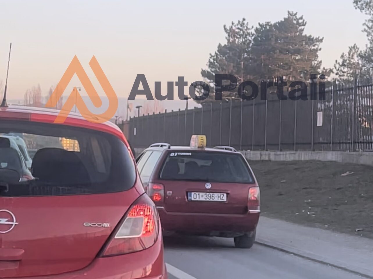 Veturat shfrytëzojnë shiritin emergjent për t’i ikur kolonës në ...